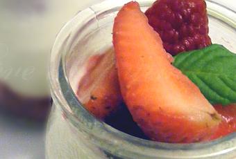 Fromage blanc au citron et aux fruits rouges sur son lit de confiture ...