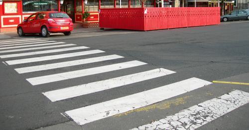 traverser une rue en dehors des passages cloutés | WordReference Forums