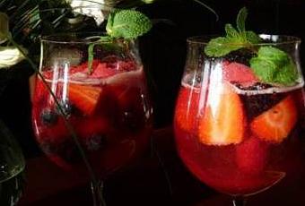 Coupes de fruits rouges au champagne - À Lire