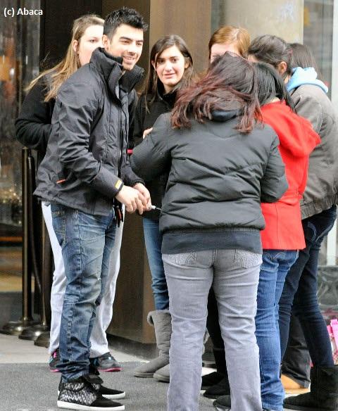 Joe Jonas ... Adorable avec ses fans (photos) - Paperblog
