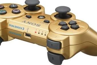 Une manette PS3 couleur or - À Lire