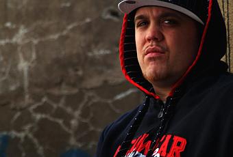 Sir Pathétik ft Billy Nova & 1Etranjj – Les bums du quartier - À Lire