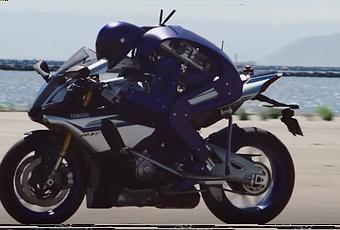 Motobot : le robot capable de piloter une moto de course ! | À Voir
