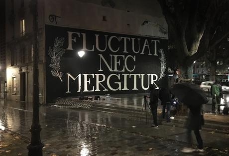 La devise de Paris s’affiche sur le Canal Saint-Martin | À Découvrir