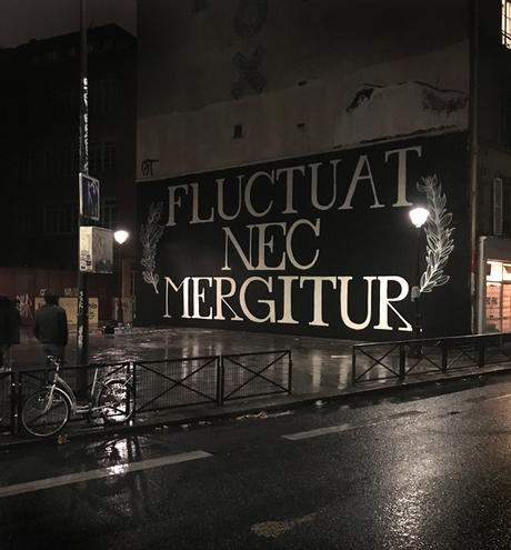 La devise de Paris s’affiche sur le Canal Saint-Martin | À Découvrir