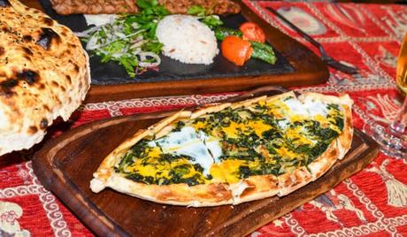 Pide aux épinards et feta : le plat turc authentique et traditionnel ...