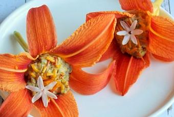 Hémérocalles farcies aux houmous de jardinière de légumes (Vegan) | À Voir